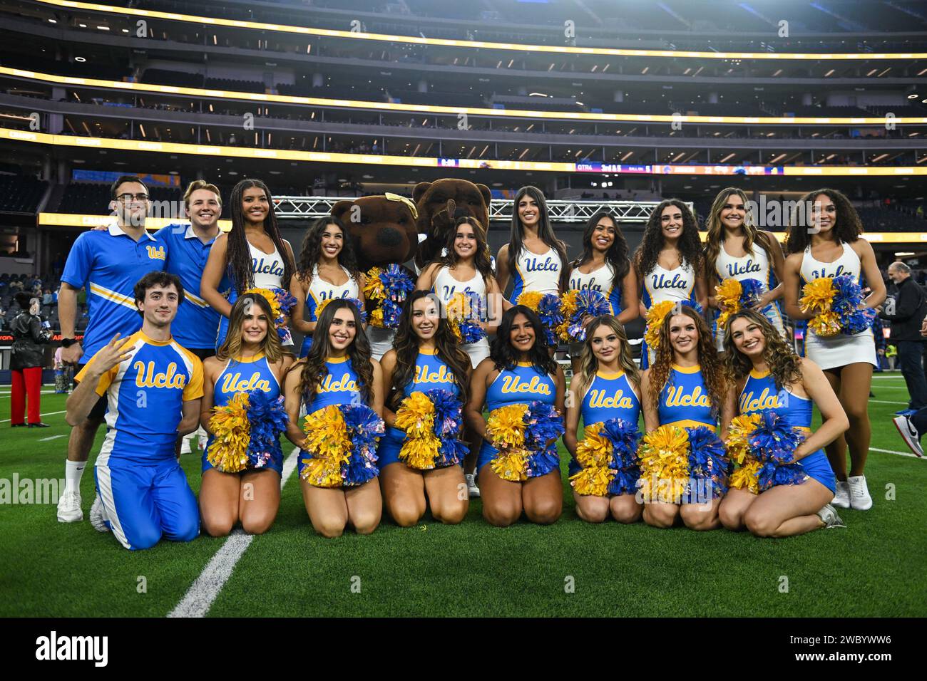 Ucla bruins cheerleaders pose after la bowl hi-res stock photography ...