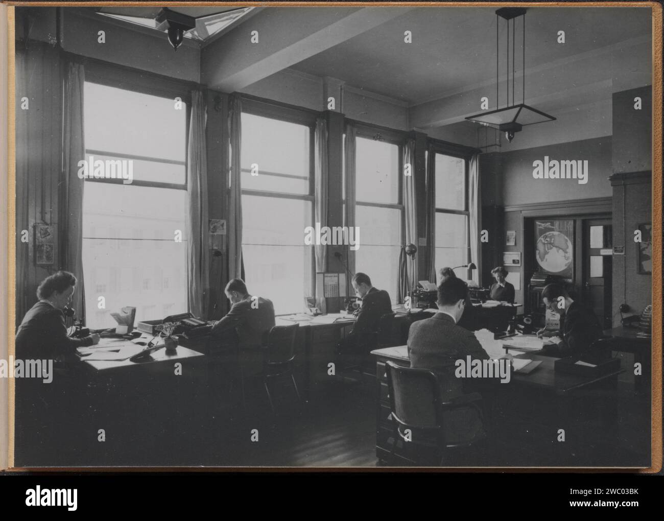 Office 1930s desks hi-res stock photography and images - Alamy