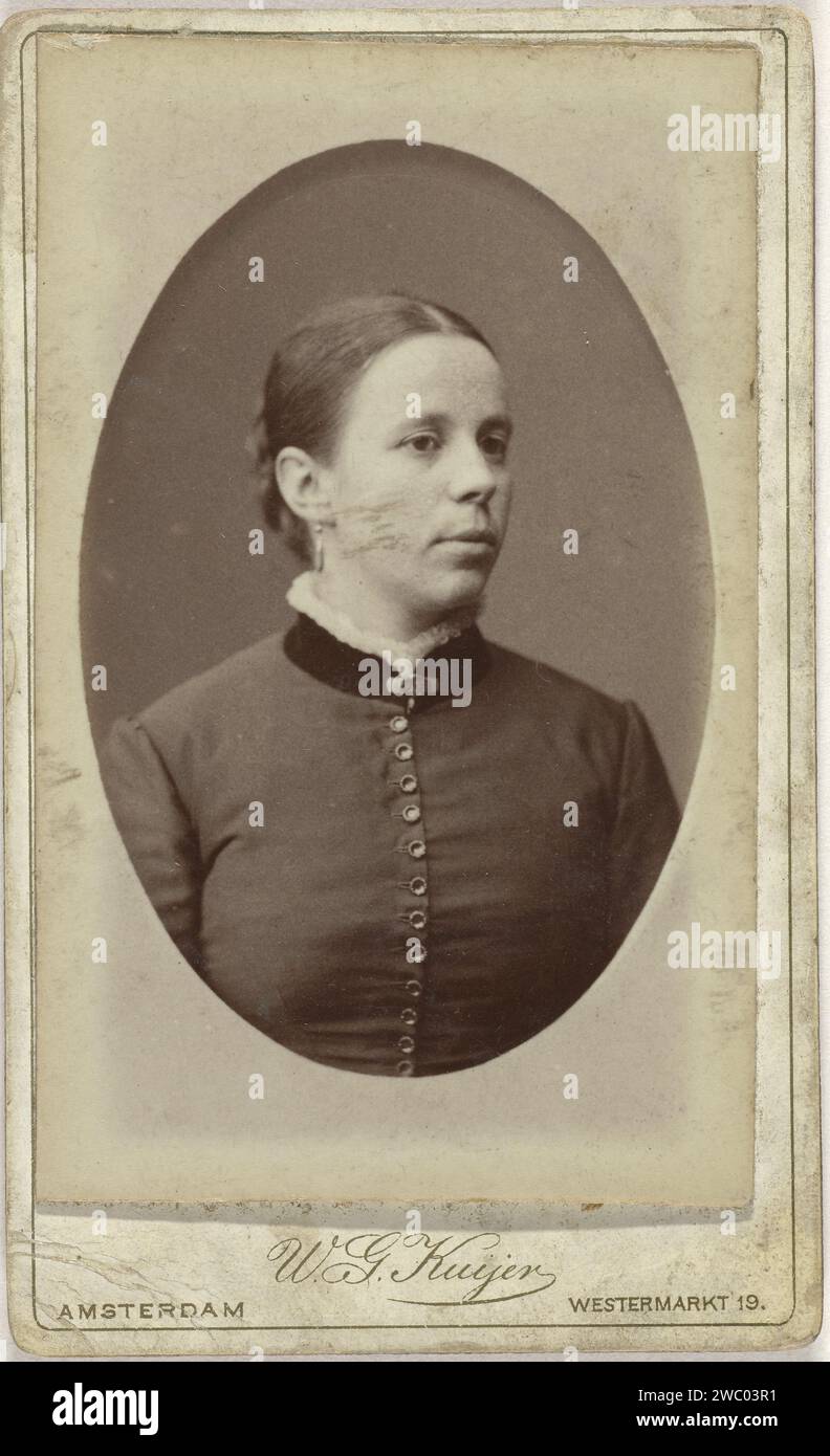 Oval Studio Portrait of Vrouw, Buste, 1880 - 1920 Photograph. visit card Amsterdam photographic ...