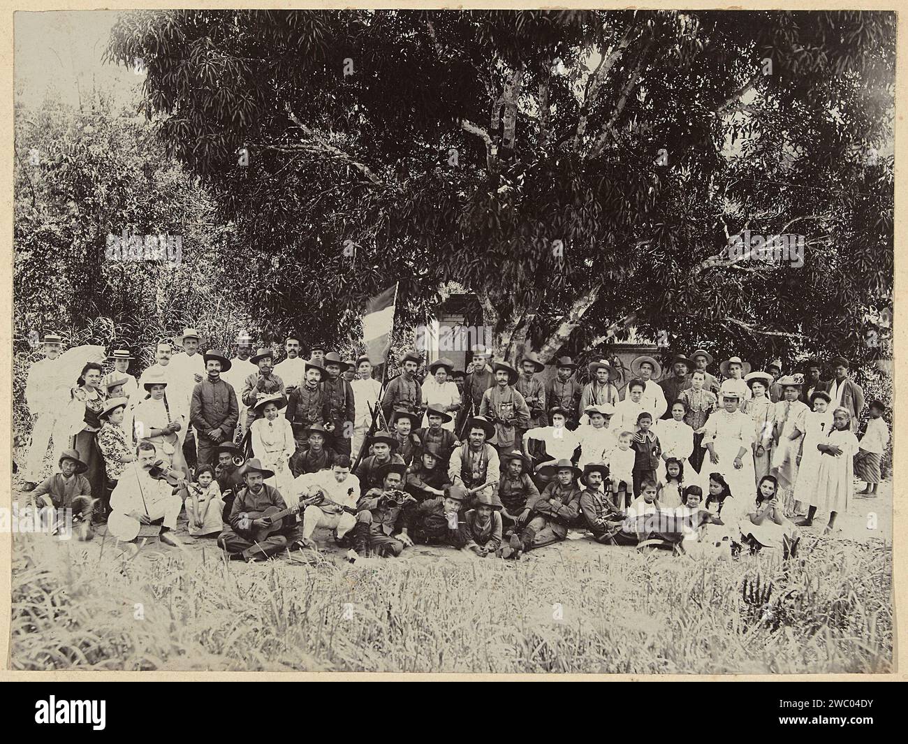 Group portrait of unknown KNIL soldiers, with men, women and children ...