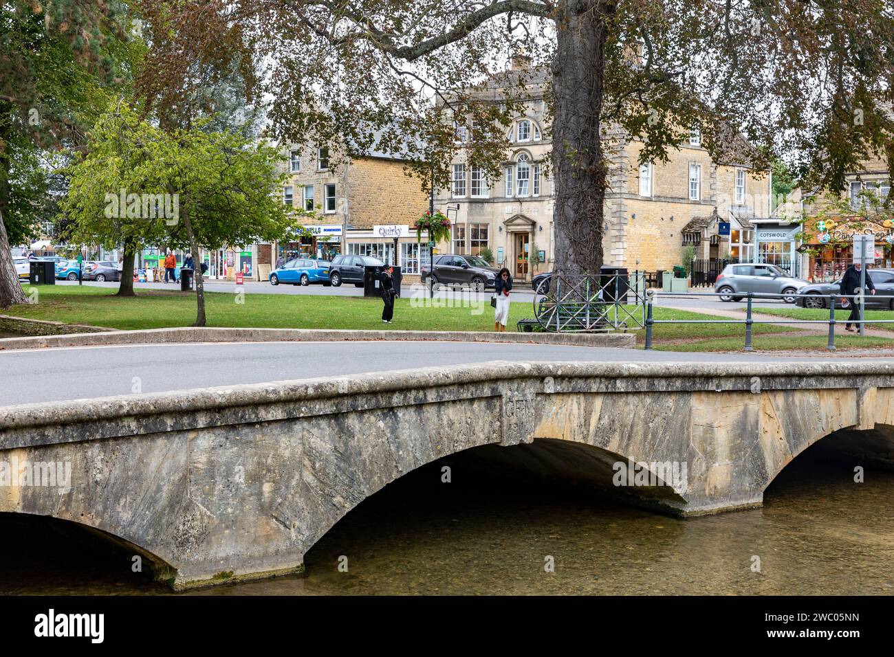 Bourton on the Water, English cotswolds village with low stone bridges ...
