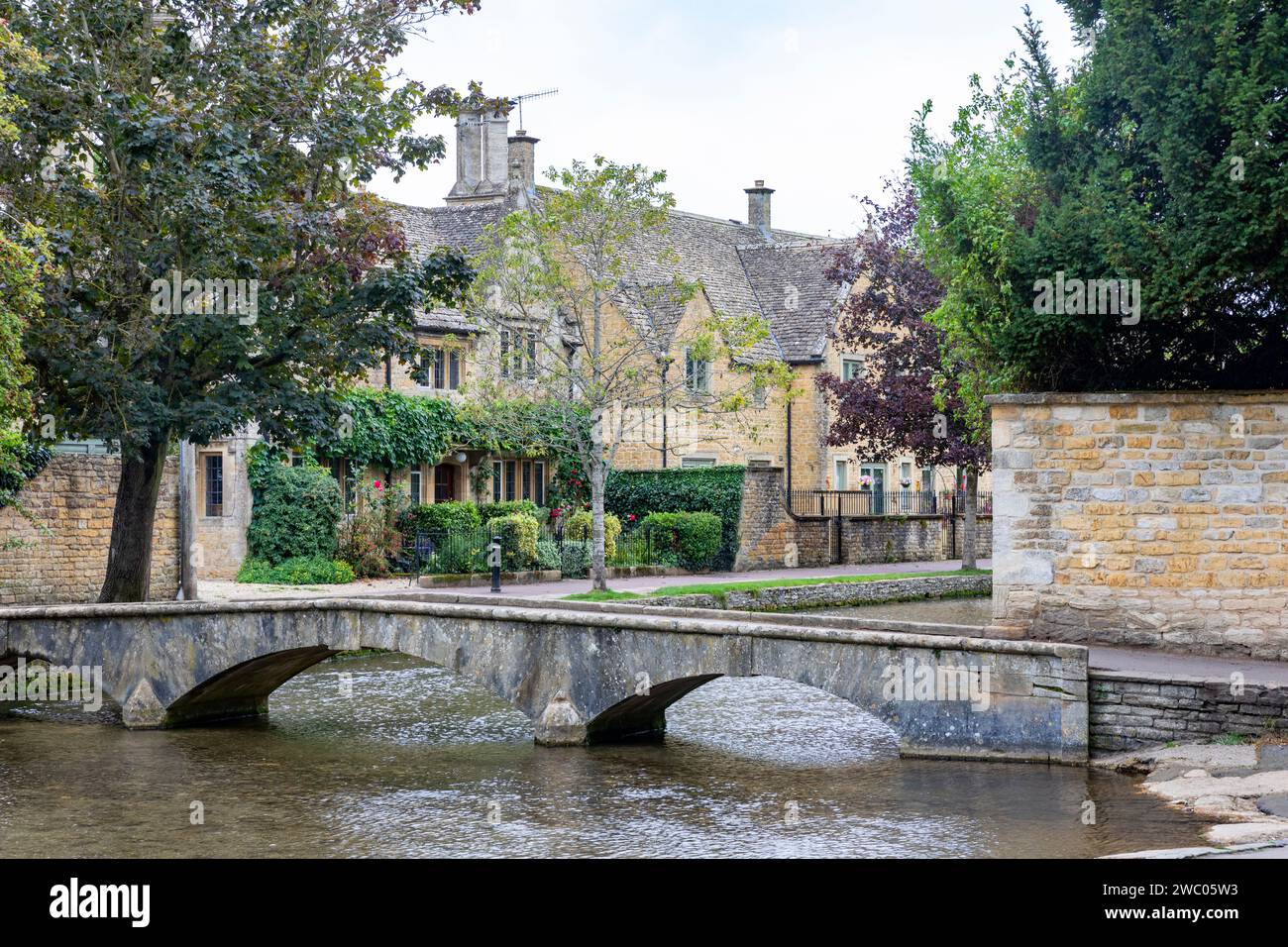 Bourton on the Water, English cotswolds village with low stone bridges ...