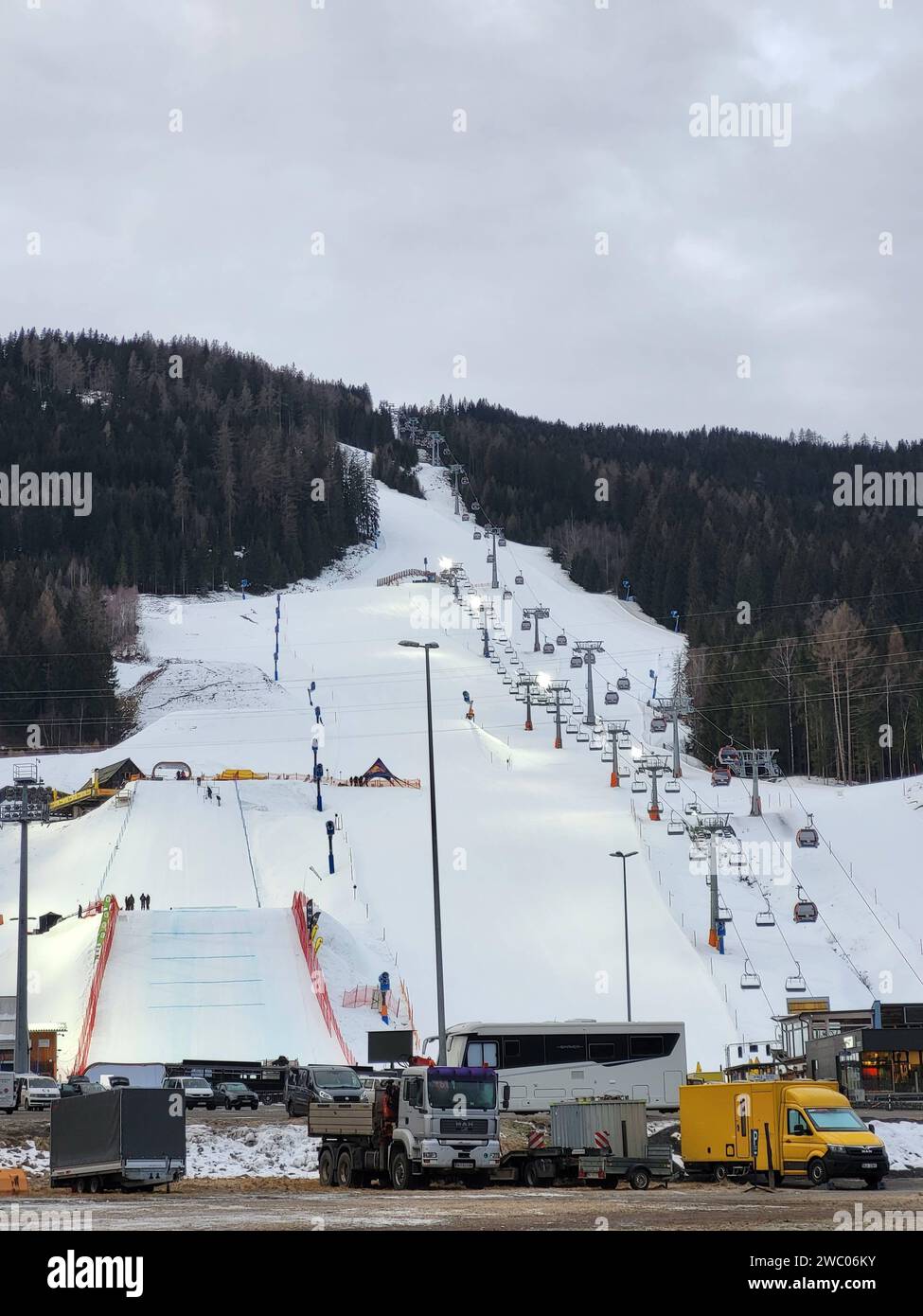 Skilift gondel hi-res stock photography and images - Alamy