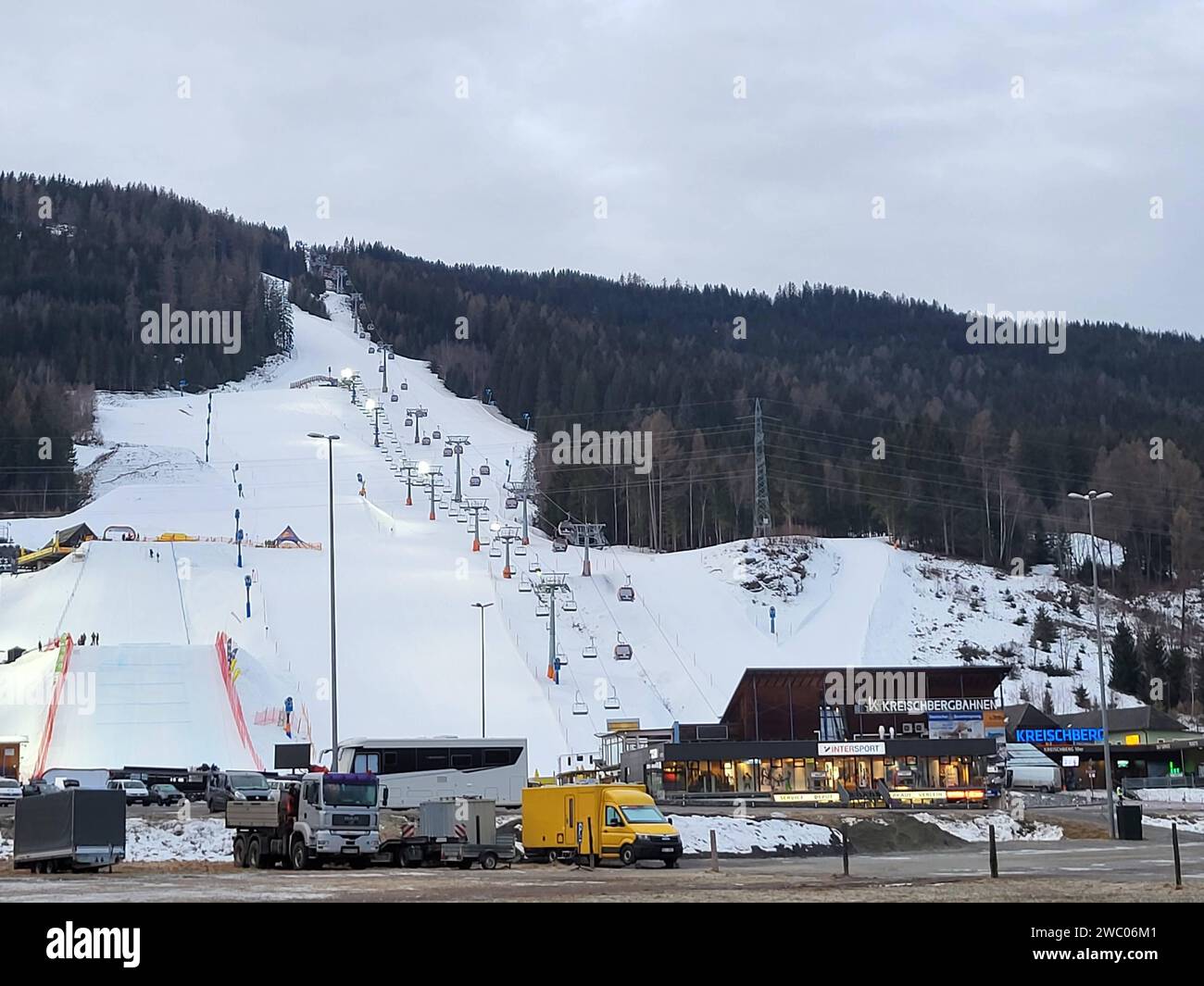 Skilift gondel hi-res stock photography and images - Alamy