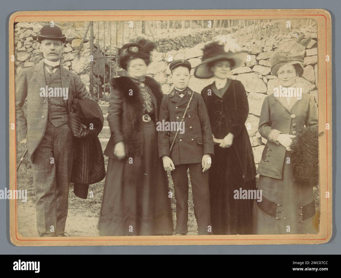 Portrait of an unknown family for a stone wall, anonymous, c. 1900 - c ...