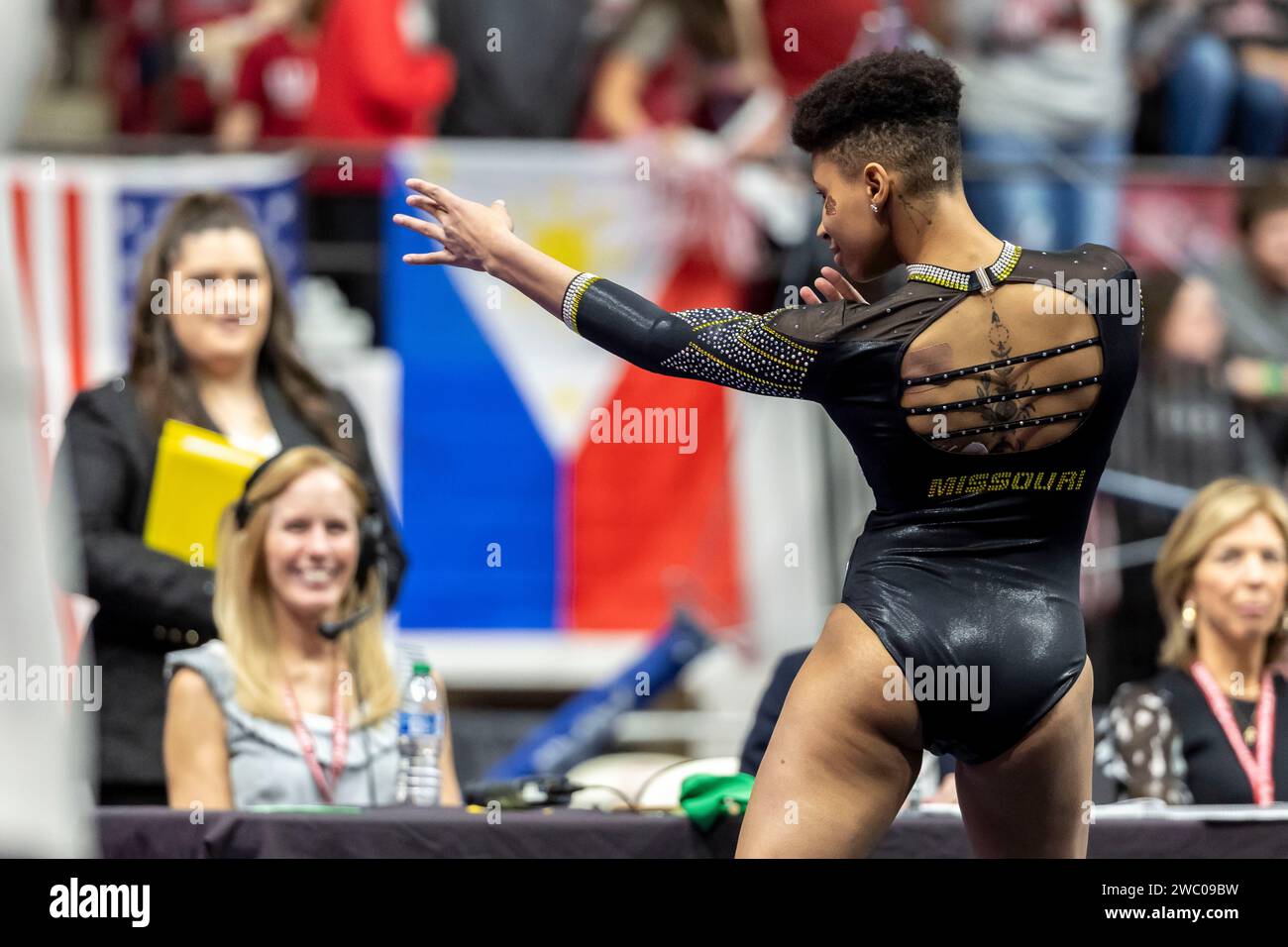 Missouri gymnast Alonna Kratzer scores 9.875 on the floor during an ...