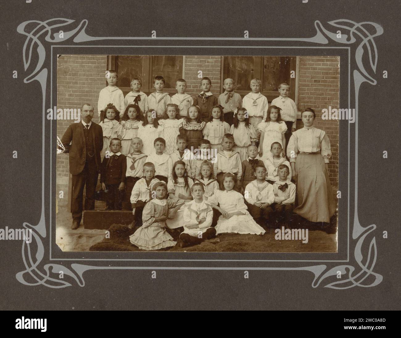 School children classroom 1900s hi-res stock photography and images - Alamy