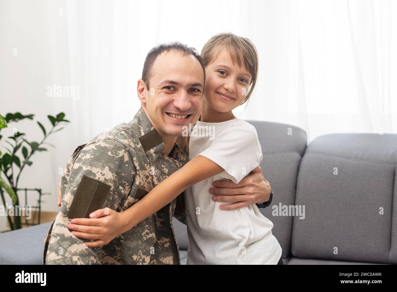 Military dad hugging his daughter Stock Photo - Alamy