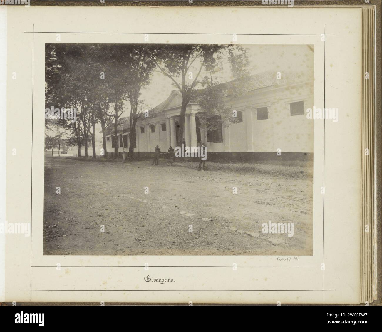 Exterior of the prison of Batavia with soldiers on watch, Anonymous, c ...