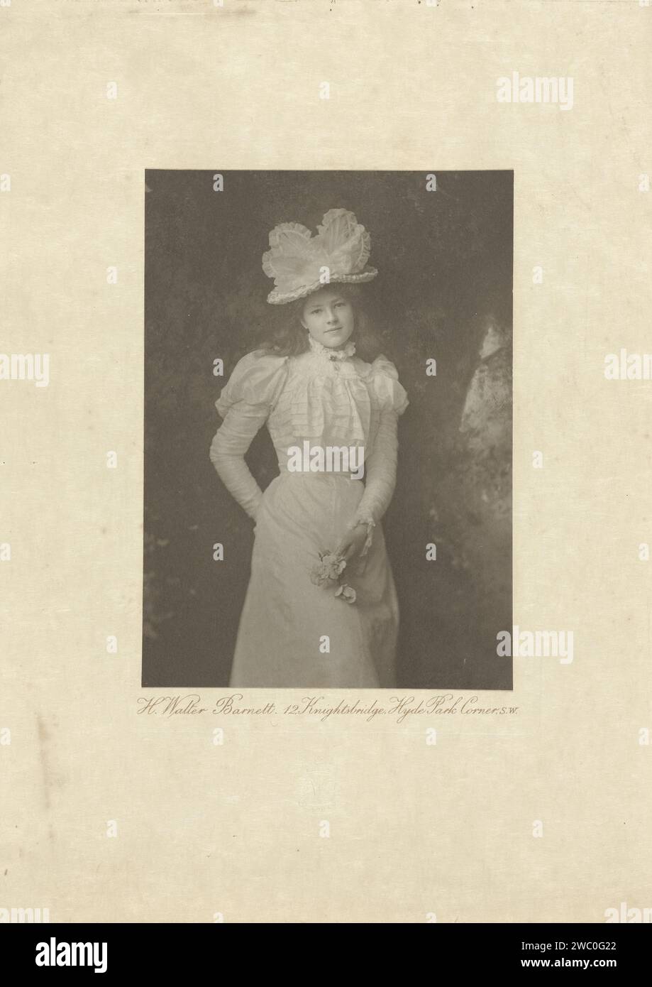 Portrait of an unknown young woman, Walter Barnett, 1897 - 1920 ...