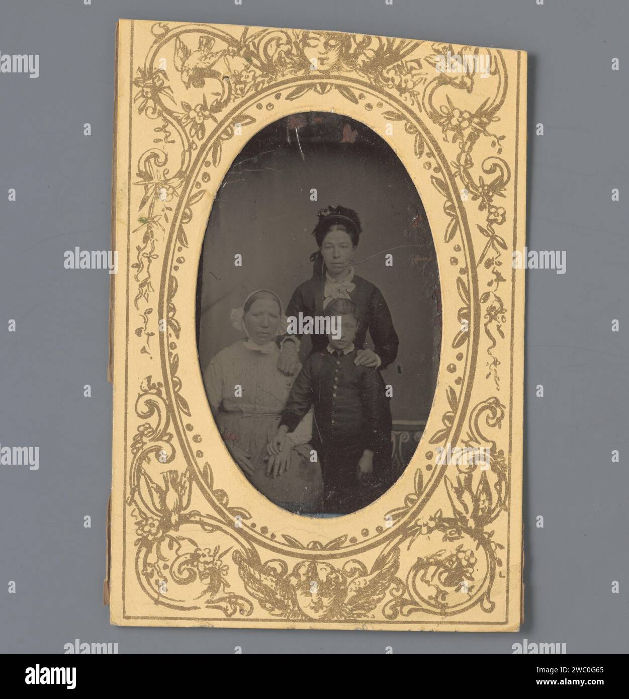 Portrait of two unknown women and a girl, Anonymous, 1855 - 1940 ...