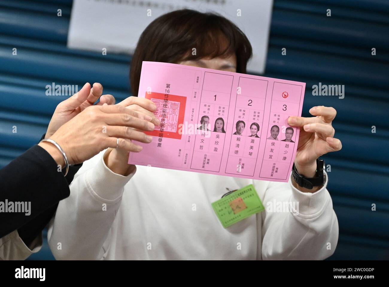 Taipeh, Taiwan. 13th Jan, 2024. Helpers show ballot papers to citizens ...
