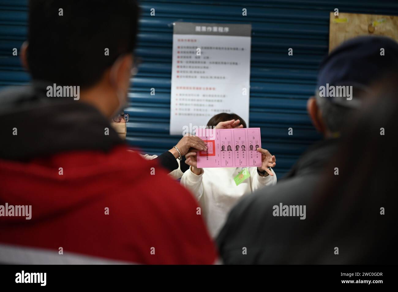 Taipeh, Taiwan. 13th Jan, 2024. Helpers show ballot papers to citizens ...