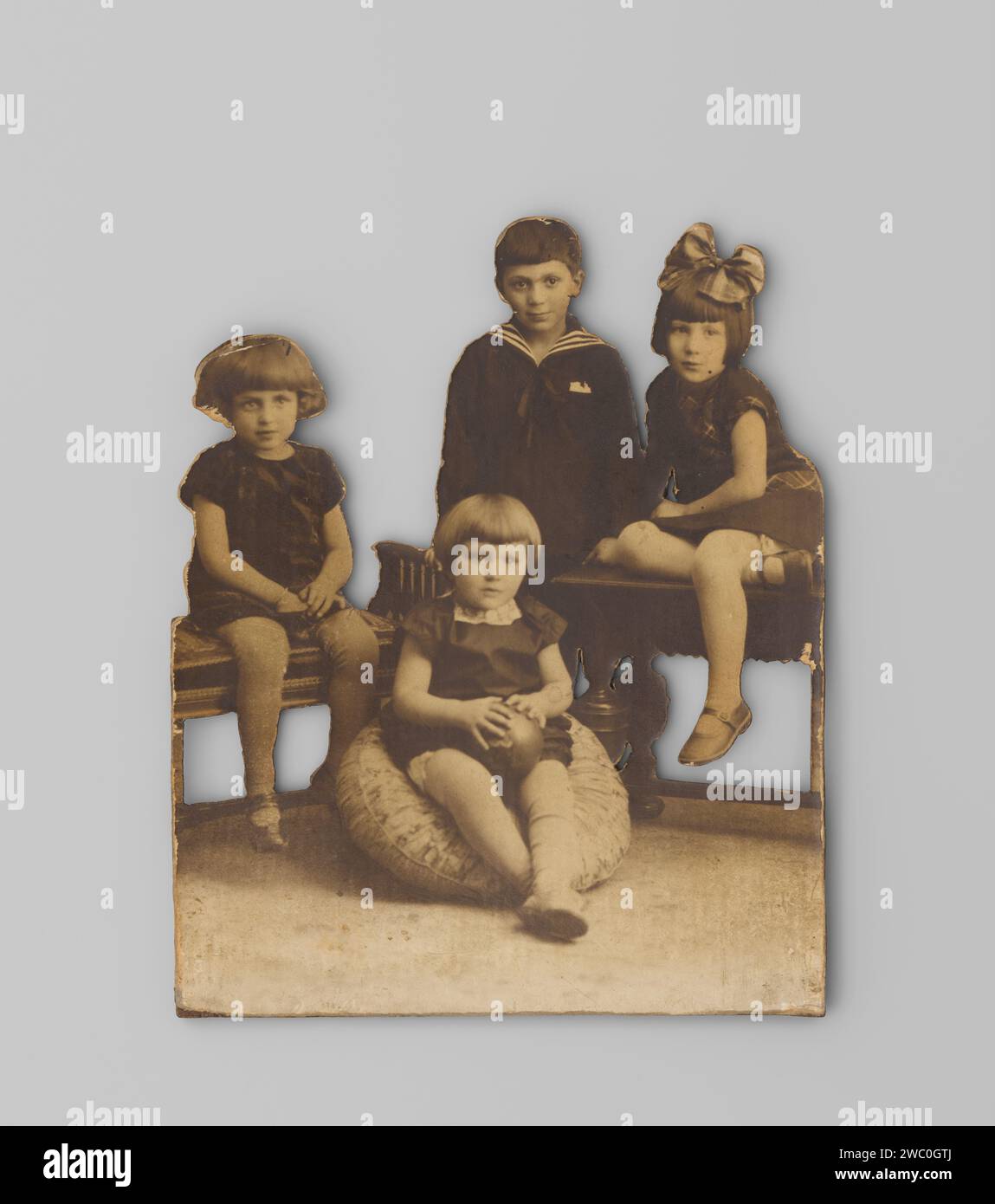 Four seated children hi-res stock photography and images - Alamy