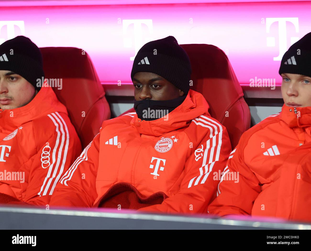 Noel aseko nkili fc bayern munchen auf der auswechselbank hi-res stock ...