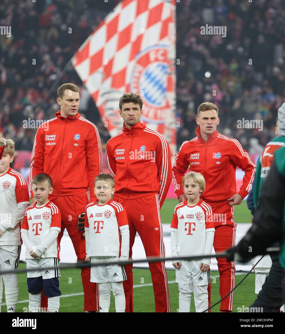 Manuel neuer fc bayern munchen mit thomas muller hi-res stock ...