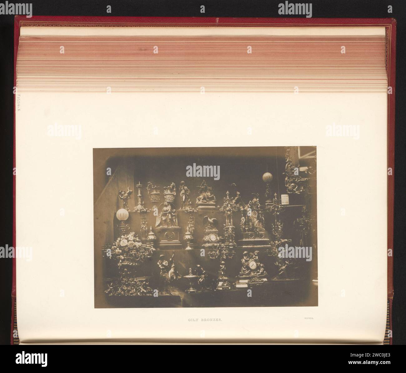 Setup with gilded bronze statues from Vittoz on the Great Exhibition of ...