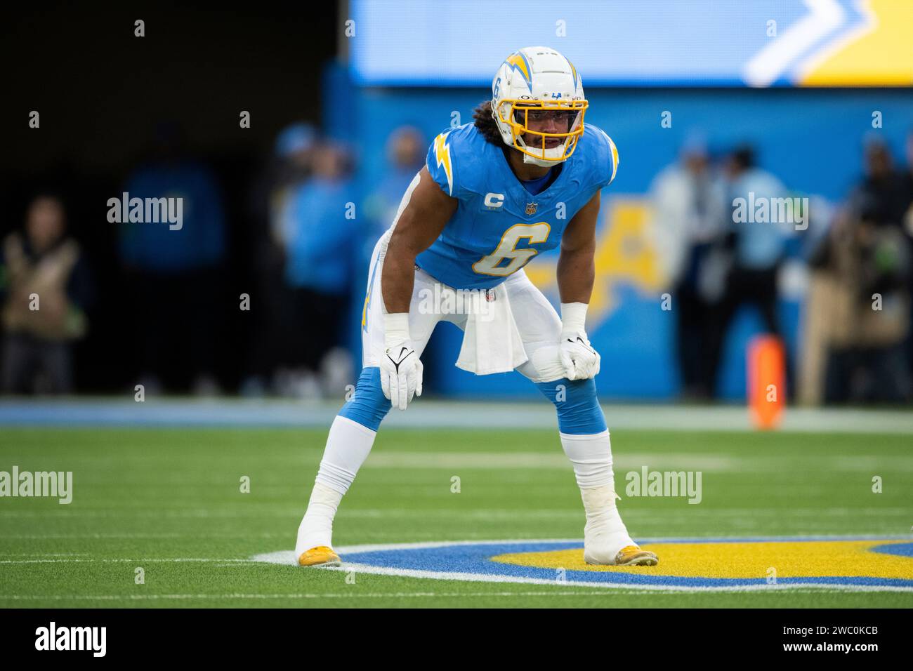 Los Angeles Chargers linebacker Eric Kendricks (6) takes his stance ...