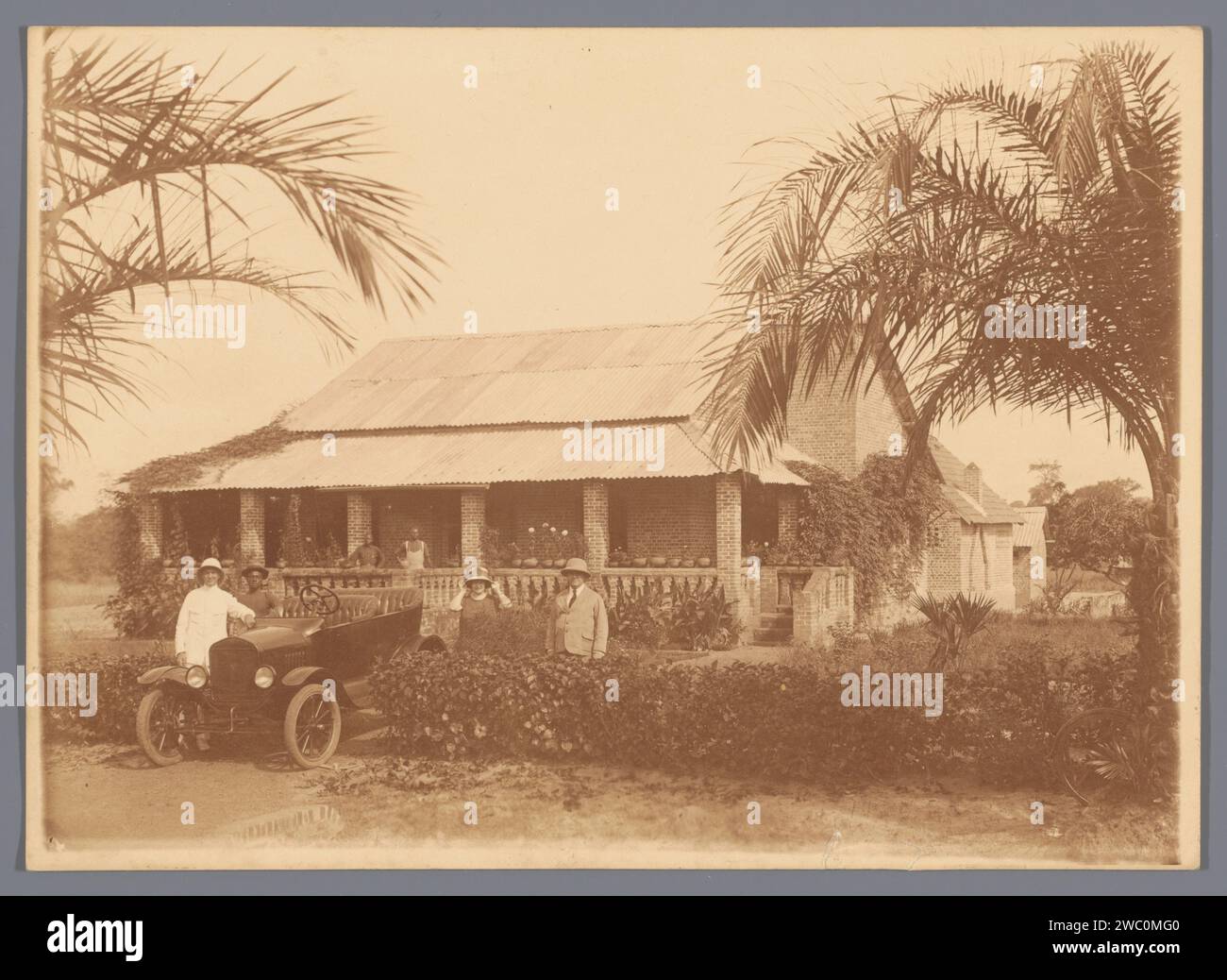 Staff and residents for a house in Belgian -Congo, Anonymous, 1908 ...