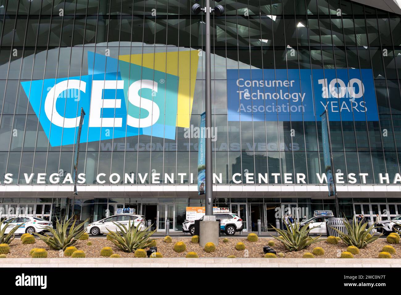 Las vegas convention center west hall hi-res stock photography and ...