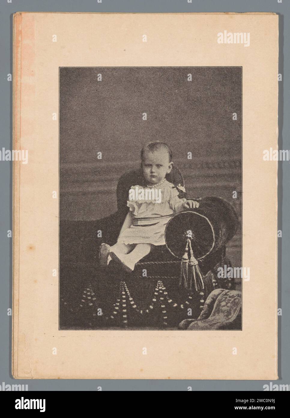 Leporelloalbum with fourteen portraits of Queen Wilhelmina, 1882 - 1898 ...