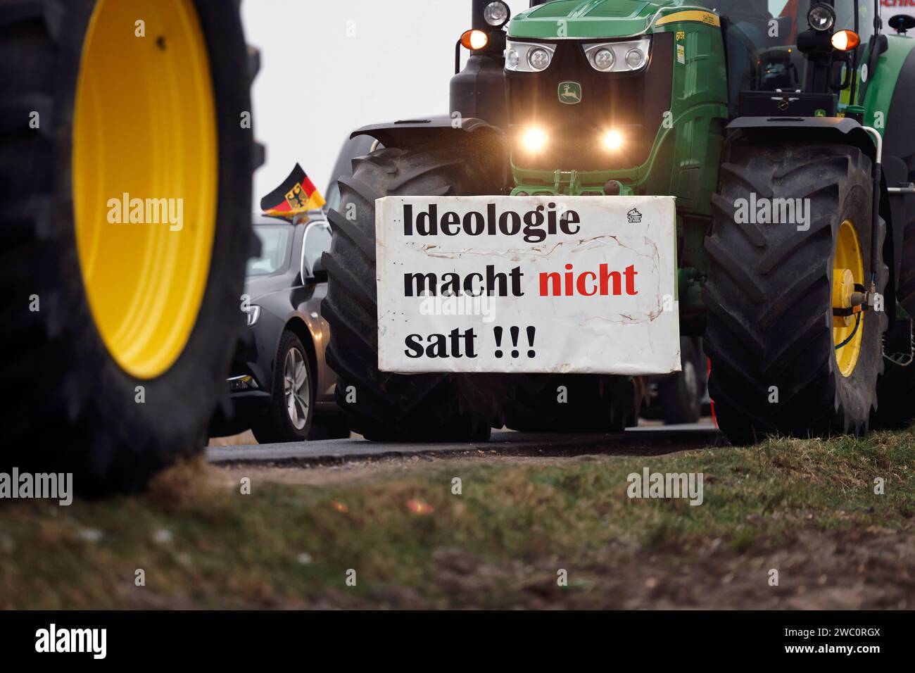 Teilnehmer der Bauernproteste fahren in Köln mit ihren Traktoren im ...