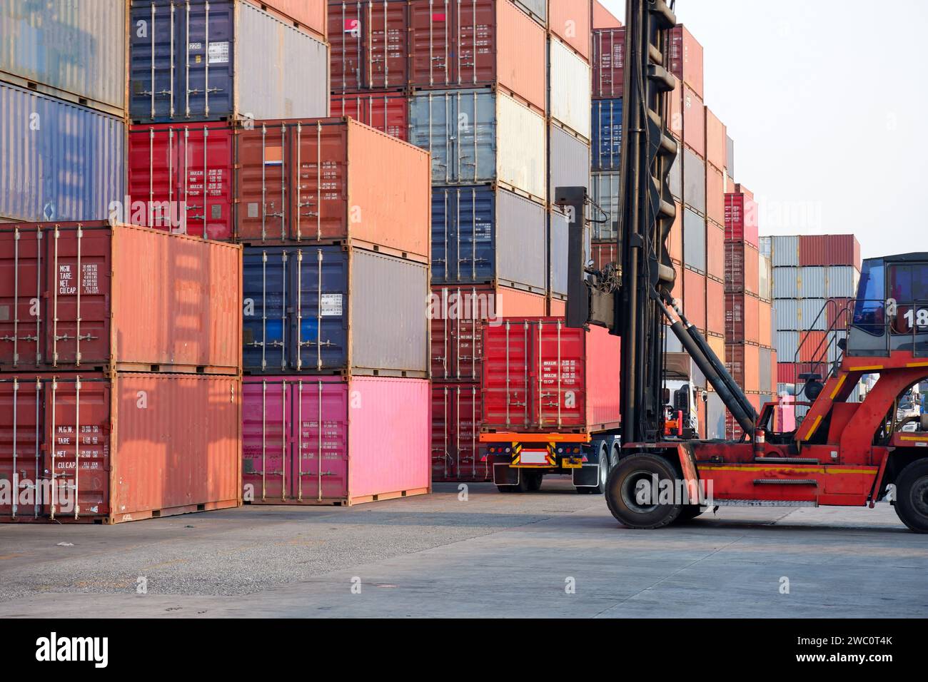 Container forklift Lots of containers Stock Photo - Alamy