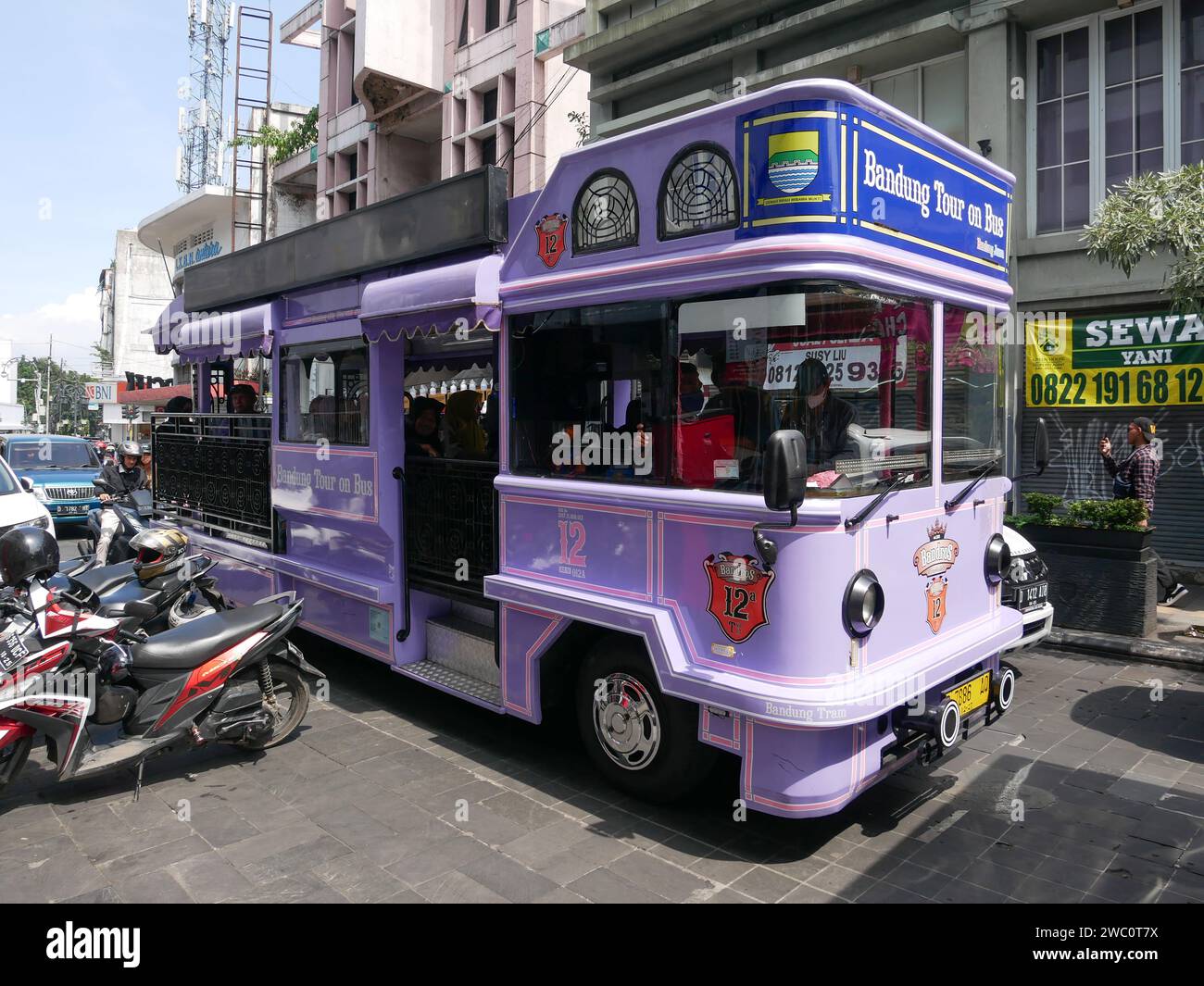 Purple bus hi-res stock photography and images - Alamy
