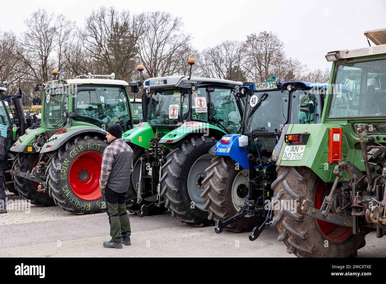 Bauernprotest und Sternfahrt in Nürnberg am 12.01.2024 Ein Landwirt vor ...