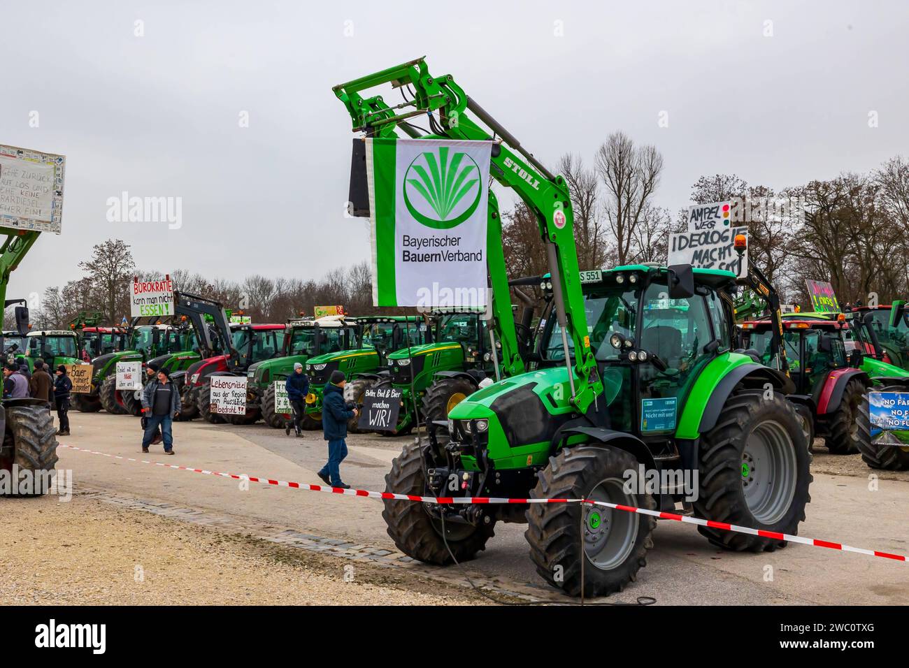 Bauernprotest und Sternfahrt in Nürnberg am 12.01.2024 Traktor mit ...