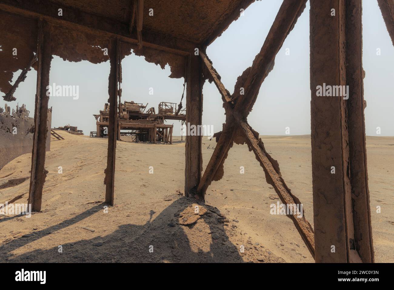 The old oil rig rusting in the desert of the Skeleton Coast in Namibia ...