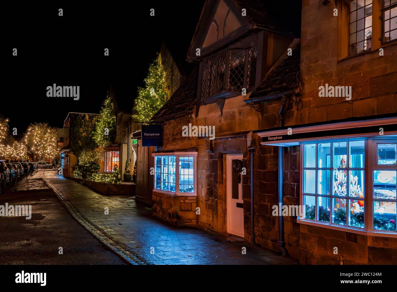 High street window broadway hi-res stock photography and images - Alamy