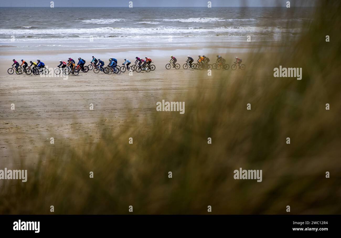 EGMOND AAN ZEE - Participants in action on the beach during the GP ...