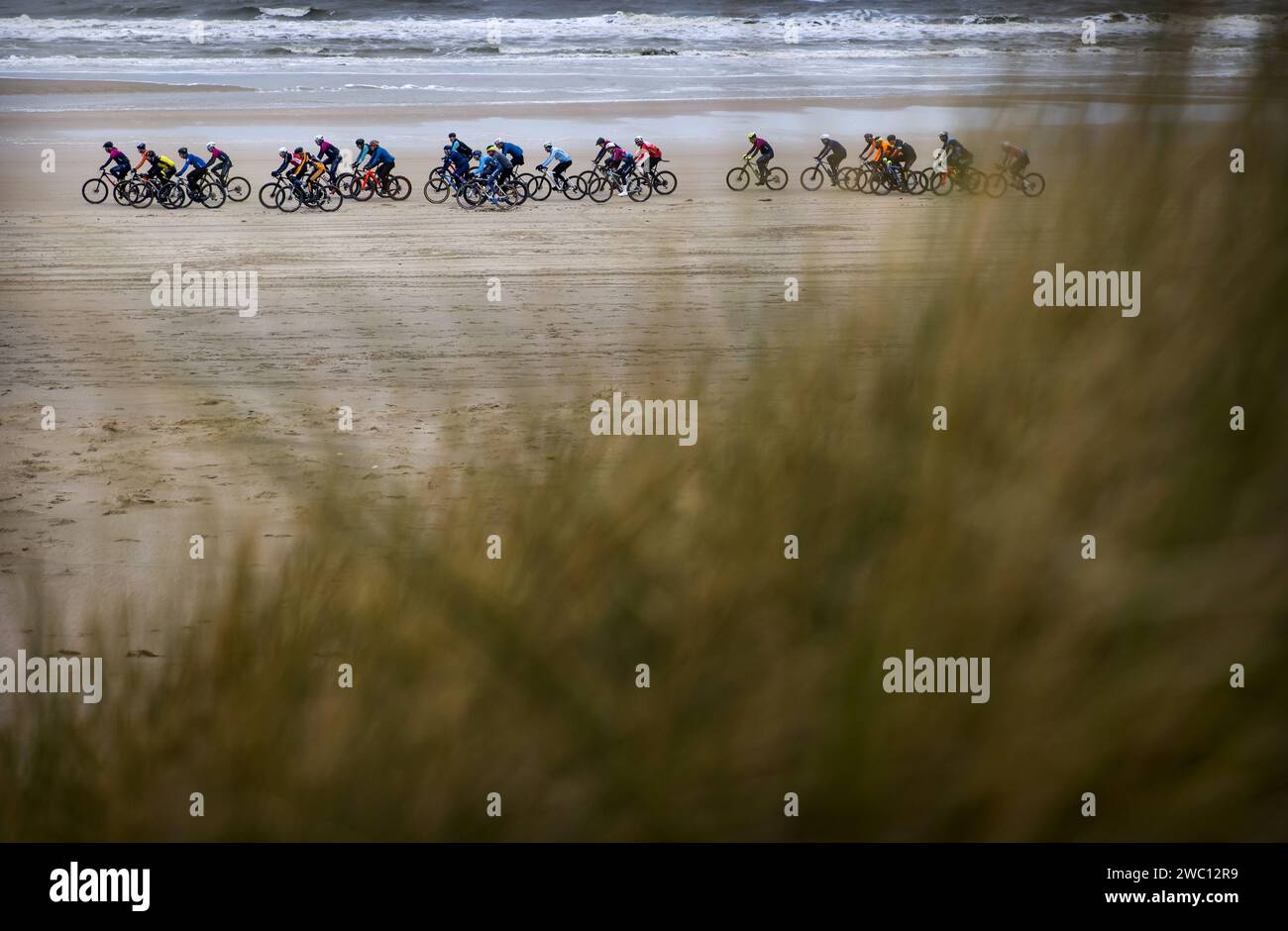 EGMOND AAN ZEE - Participants in action on the beach during the GP ...