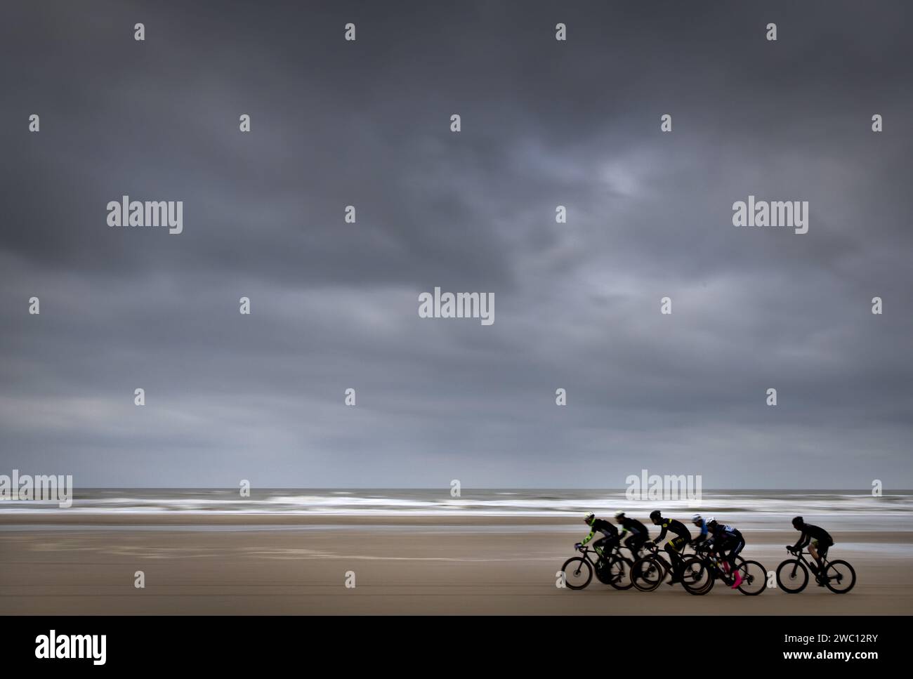 EGMOND AAN ZEE - Participants in action on the beach during the GP ...