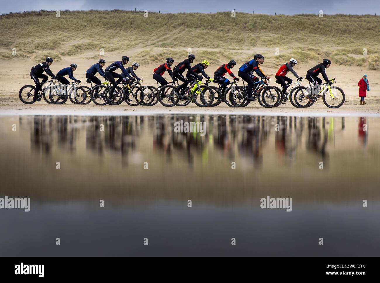 EGMOND AAN ZEE - Participants in action on the beach during the GP ...