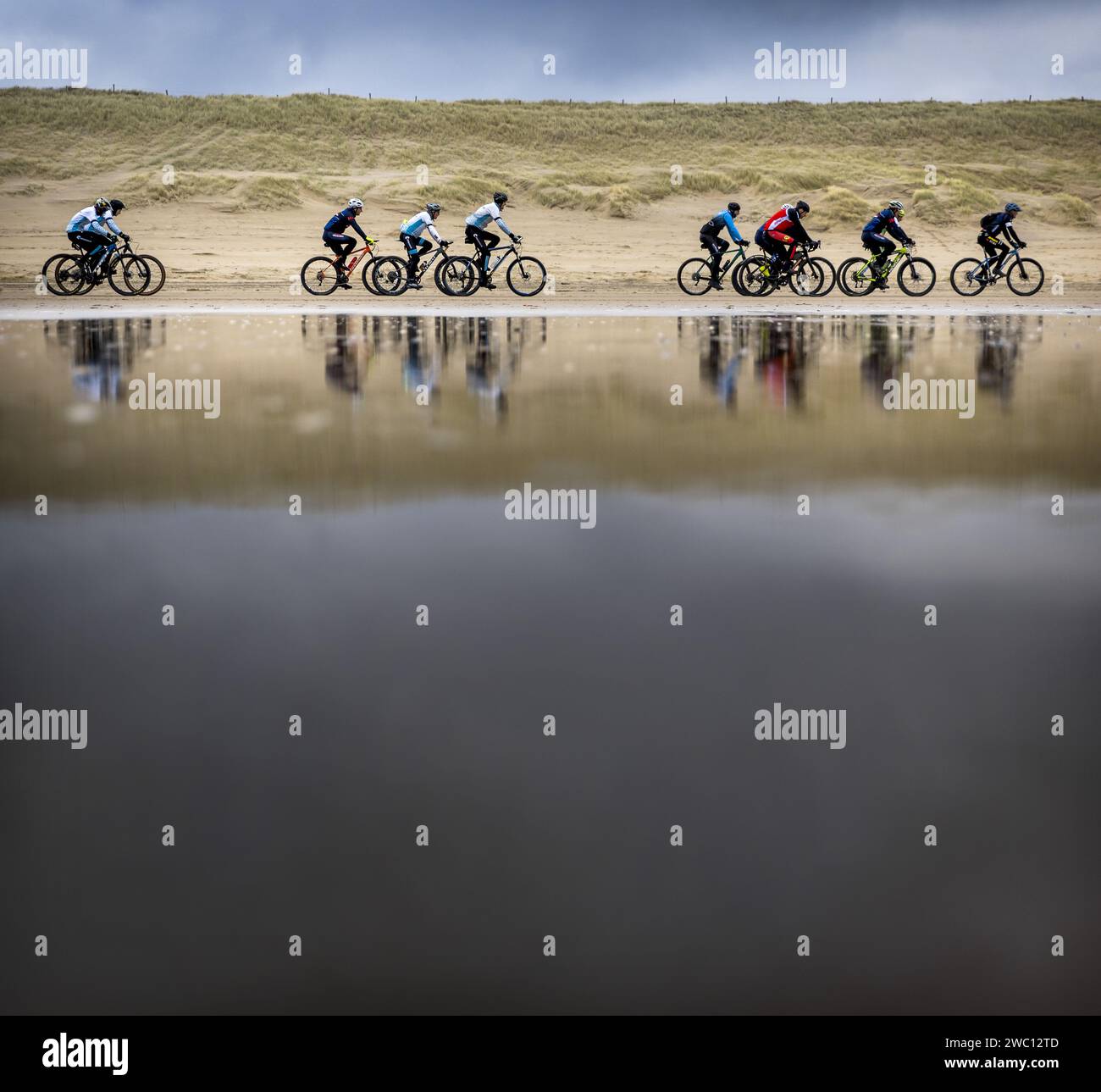 EGMOND AAN ZEE - Participants in action on the beach during the GP ...