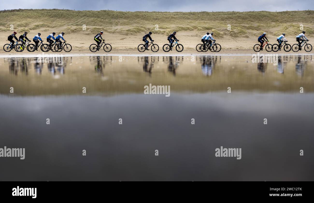 EGMOND AAN ZEE - Participants in action on the beach during the GP ...