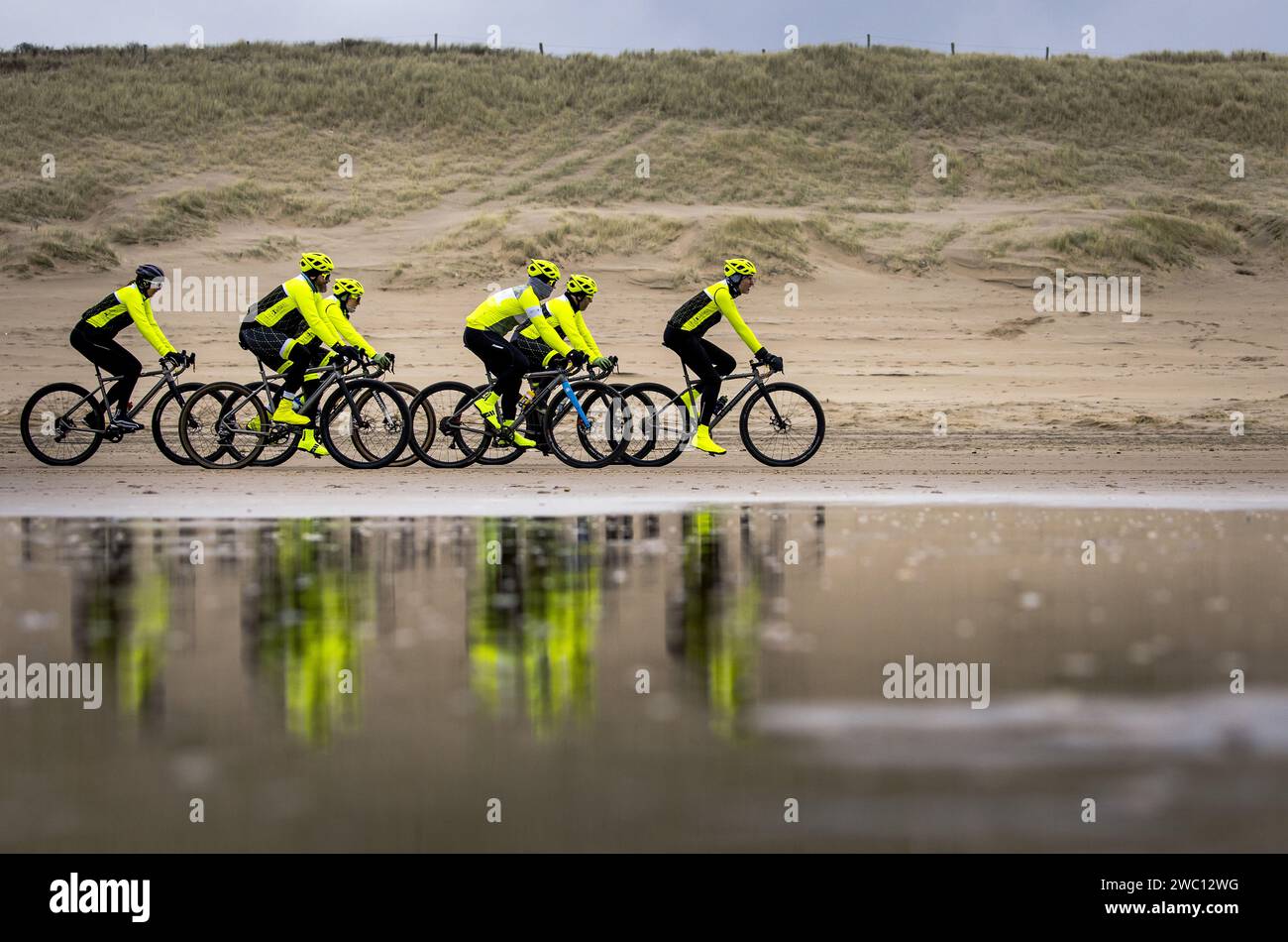 EGMOND AAN ZEE - Participants in action on the beach during the GP ...