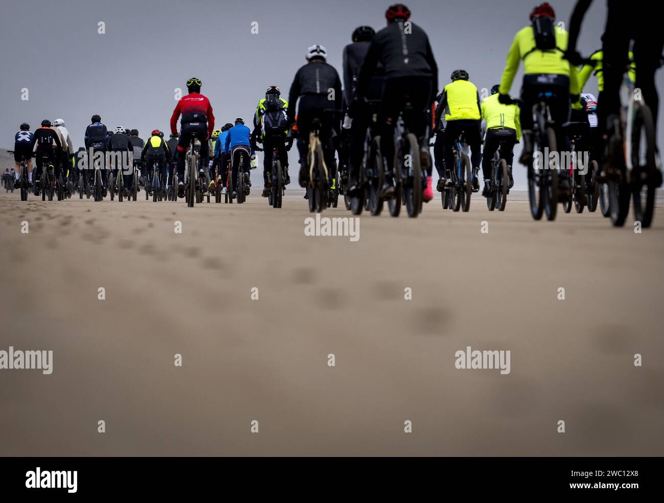 EGMOND AAN ZEE - Participants in action on the beach during the GP ...