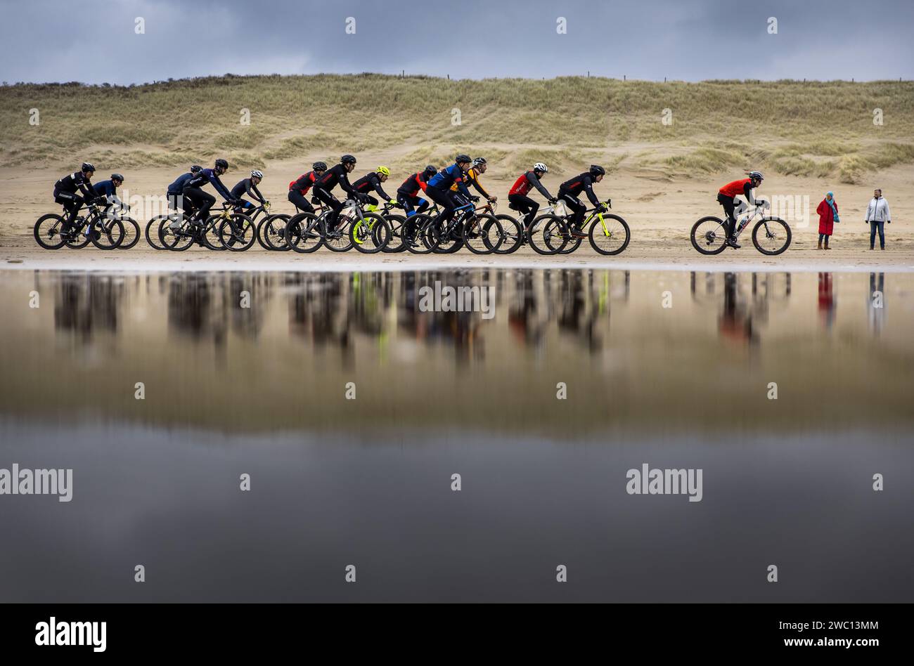 EGMOND AAN ZEE - Participants in action on the beach during the GP ...