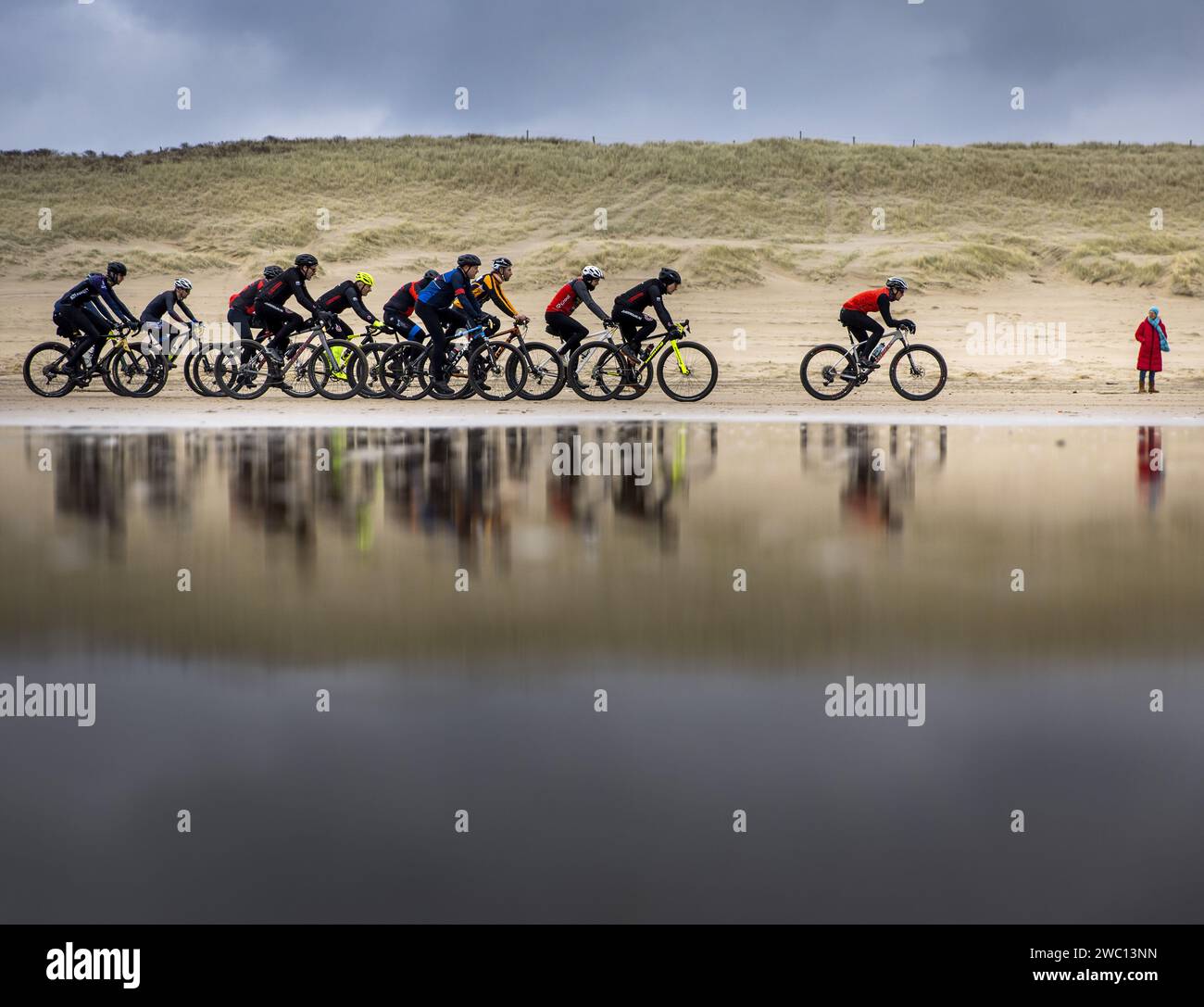 EGMOND AAN ZEE - Participants in action on the beach during the GP ...