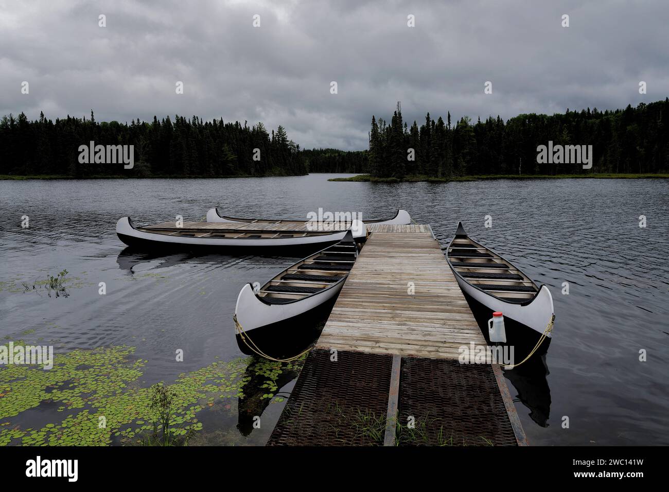 pirogue au bord du lac Stock Photo - Alamy