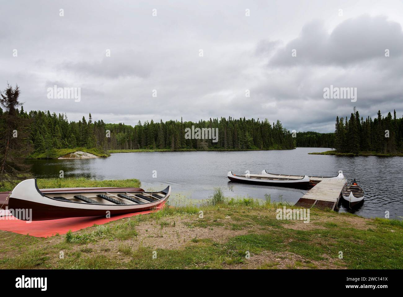 pirogue au bord du lac Stock Photo - Alamy