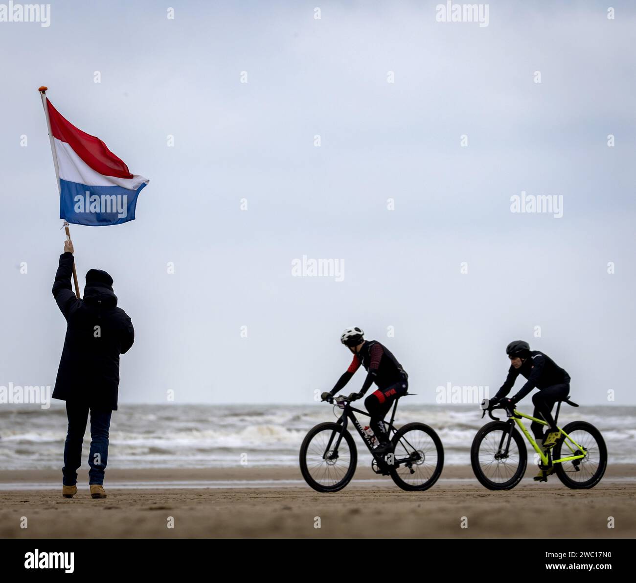 EGMOND AAN ZEE - Participants in action on the beach during the GP ...