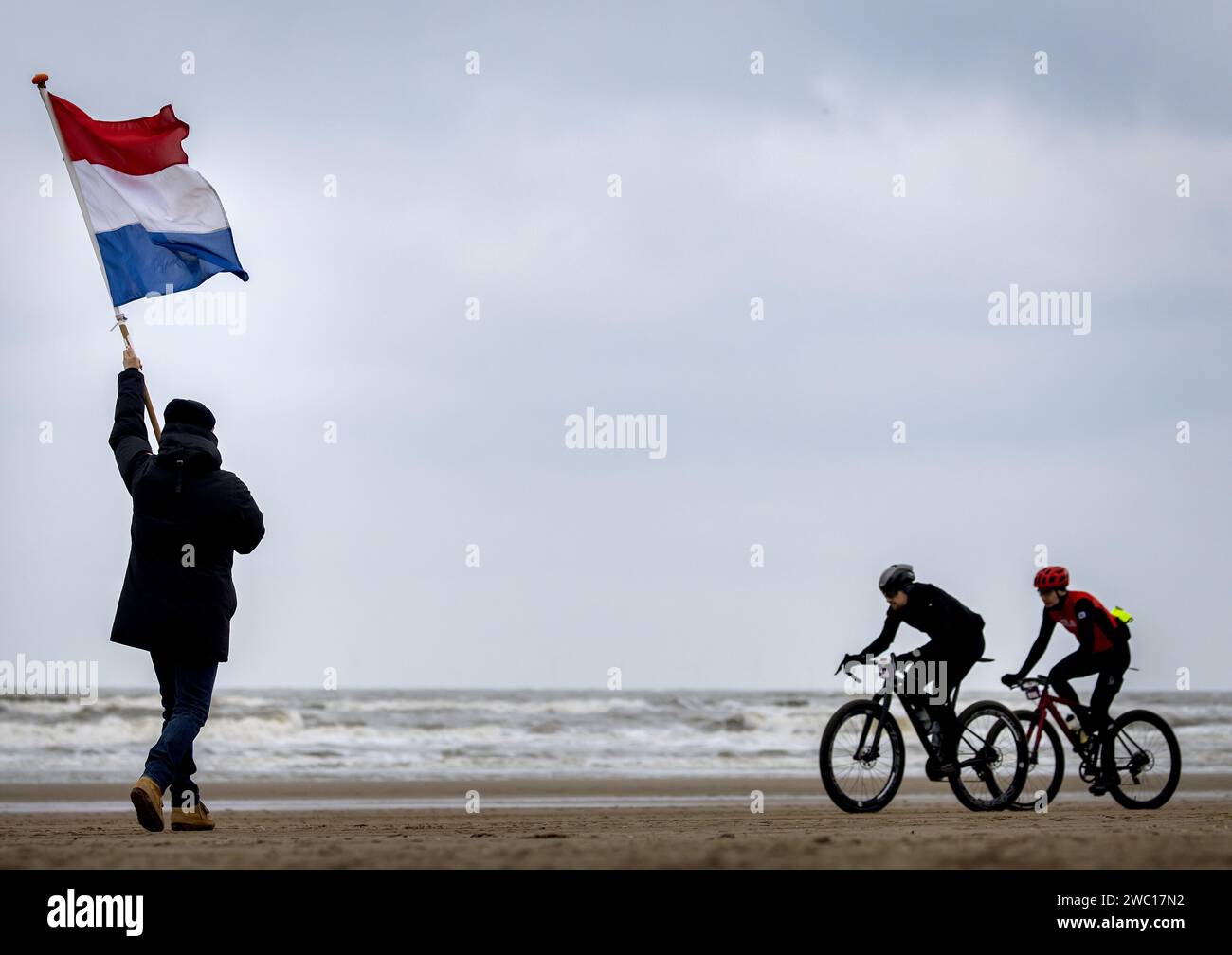 EGMOND AAN ZEE - Participants in action on the beach during the GP ...