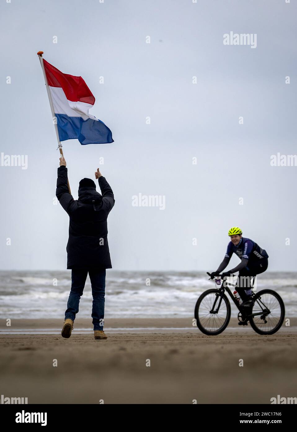 EGMOND AAN ZEE - Participants in action on the beach during the GP ...