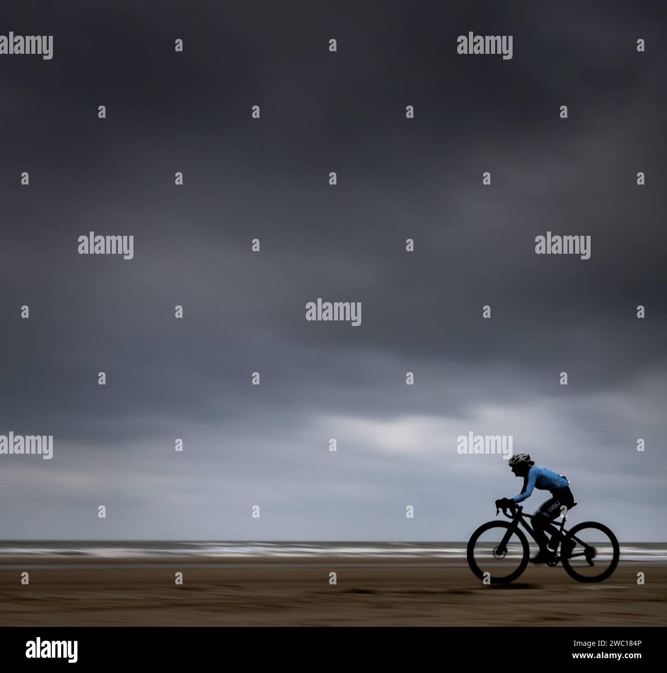 EGMOND AAN ZEE - Participants in action on the beach during the GP ...