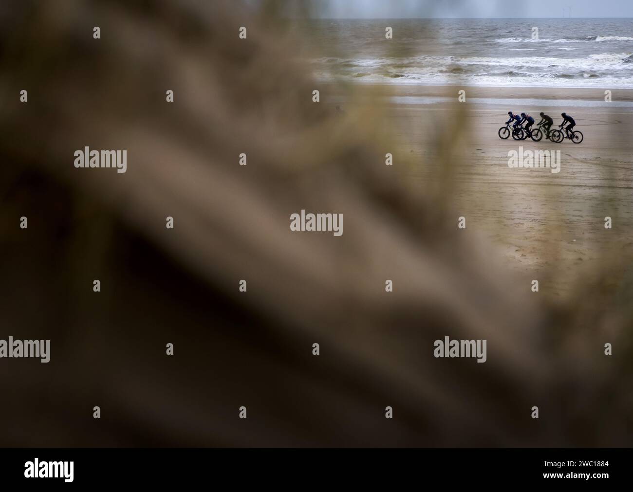EGMOND AAN ZEE - Participants in action on the beach during the GP ...
