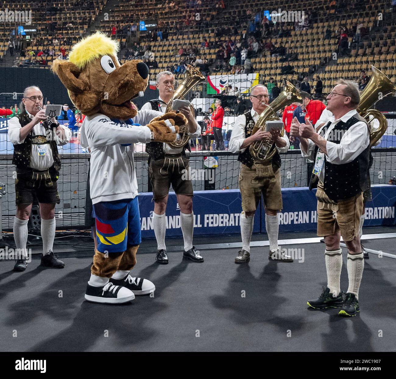 Muenchen, Deutschland. 12th Jan, 2024. Maskottchen Hannibal dirigiert ...